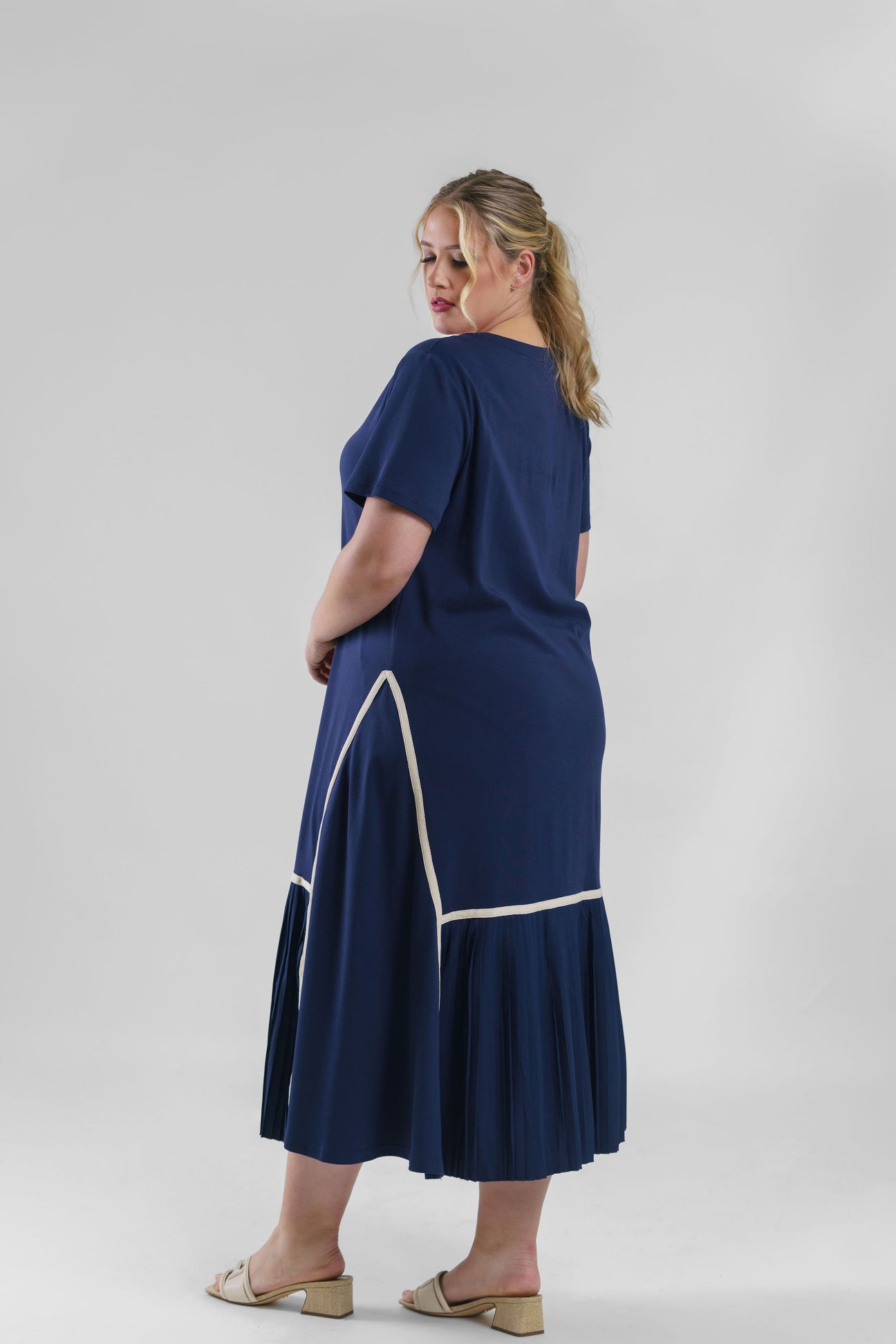 ROWAN POINTE KNIT DRESS WITH PLEATING – AMOUR781