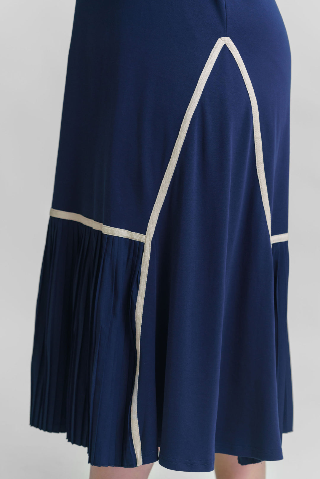 ROWAN POINTE KNIT DRESS WITH PLEATING – AMOUR781