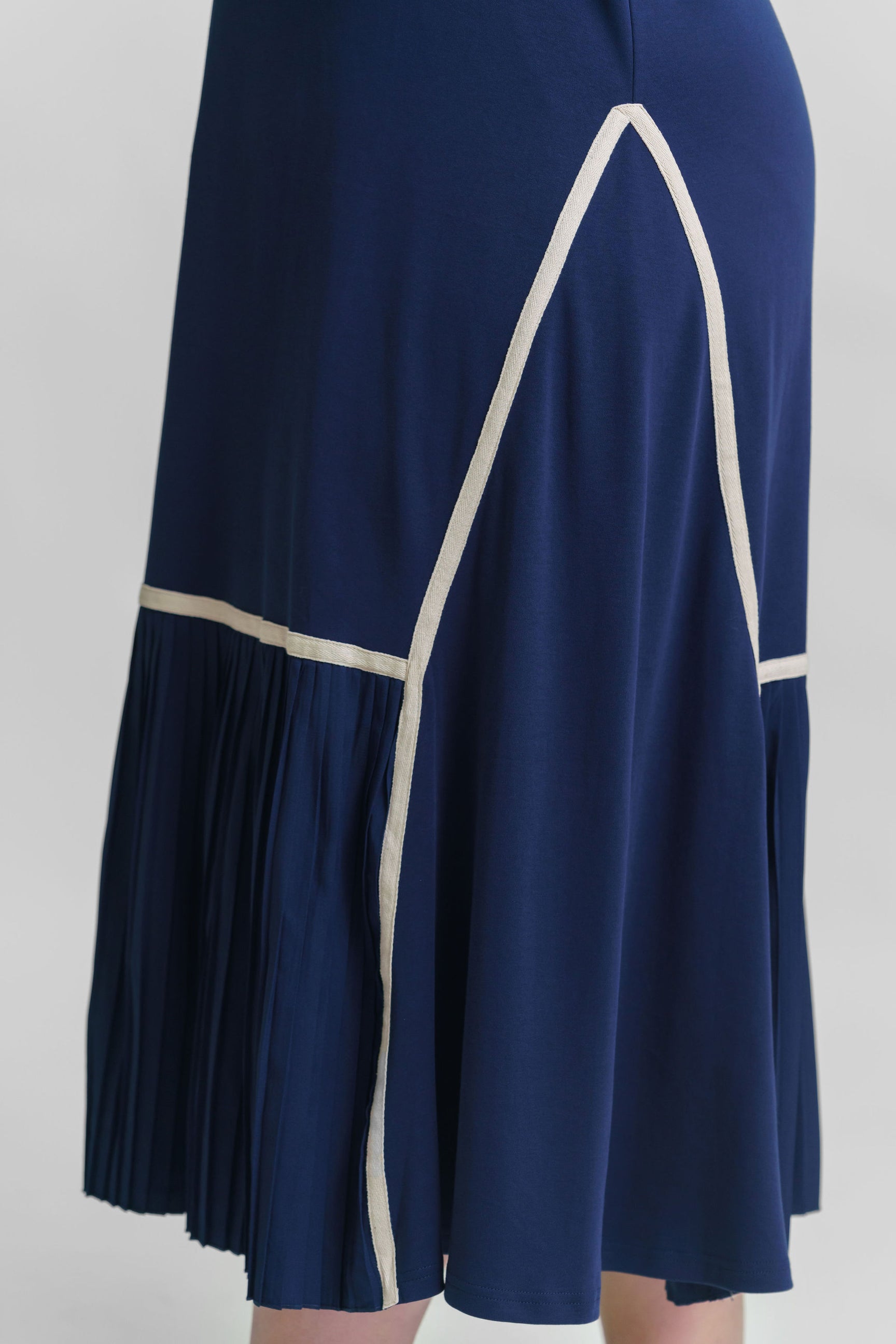ROWAN POINTE KNIT DRESS WITH PLEATING – AMOUR781