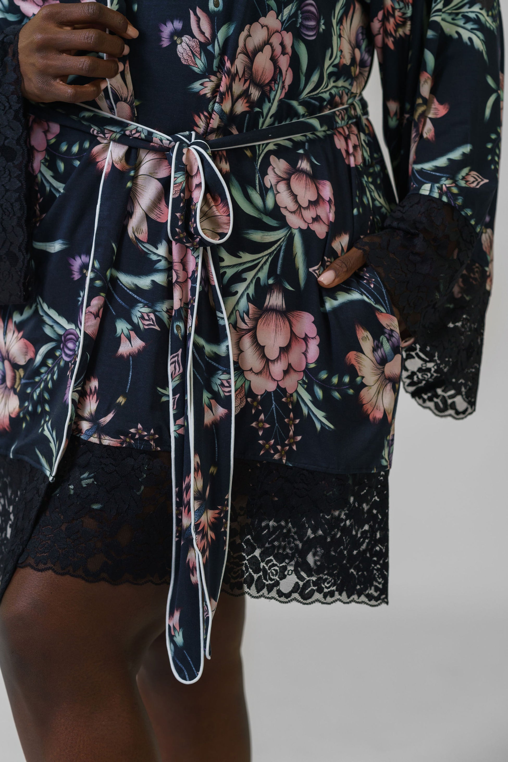 SATIN & LACE SHORT ROBE – AMOUR781